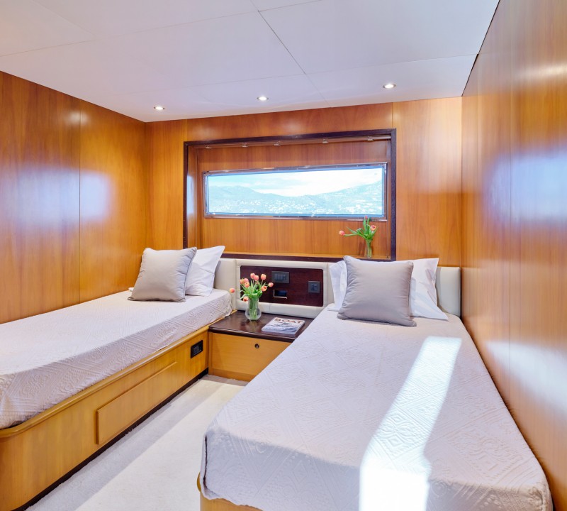 Yacht M/Y MOBIUS, Cantieri di Pisa AKHIR 28S | CHARTERWORLD Luxury ...